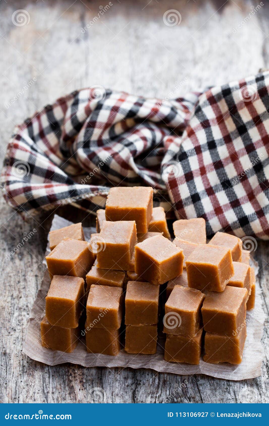 Cubos Del Caramelo En La Tabla De Madera Imagen de archivo - Imagen de ...