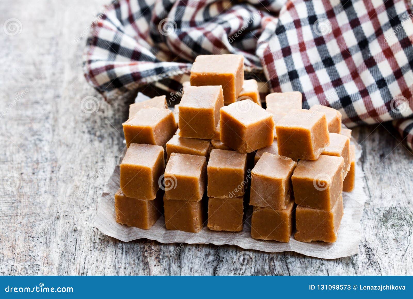 Cubos Del Caramelo En La Tabla De Madera Imagen de archivo - Imagen de ...