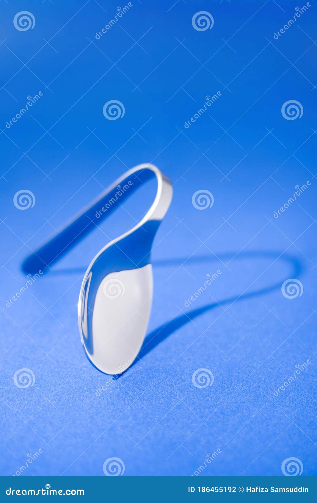 Cuchara doblada foto de archivo. Imagen de flexibilidad - 186455192