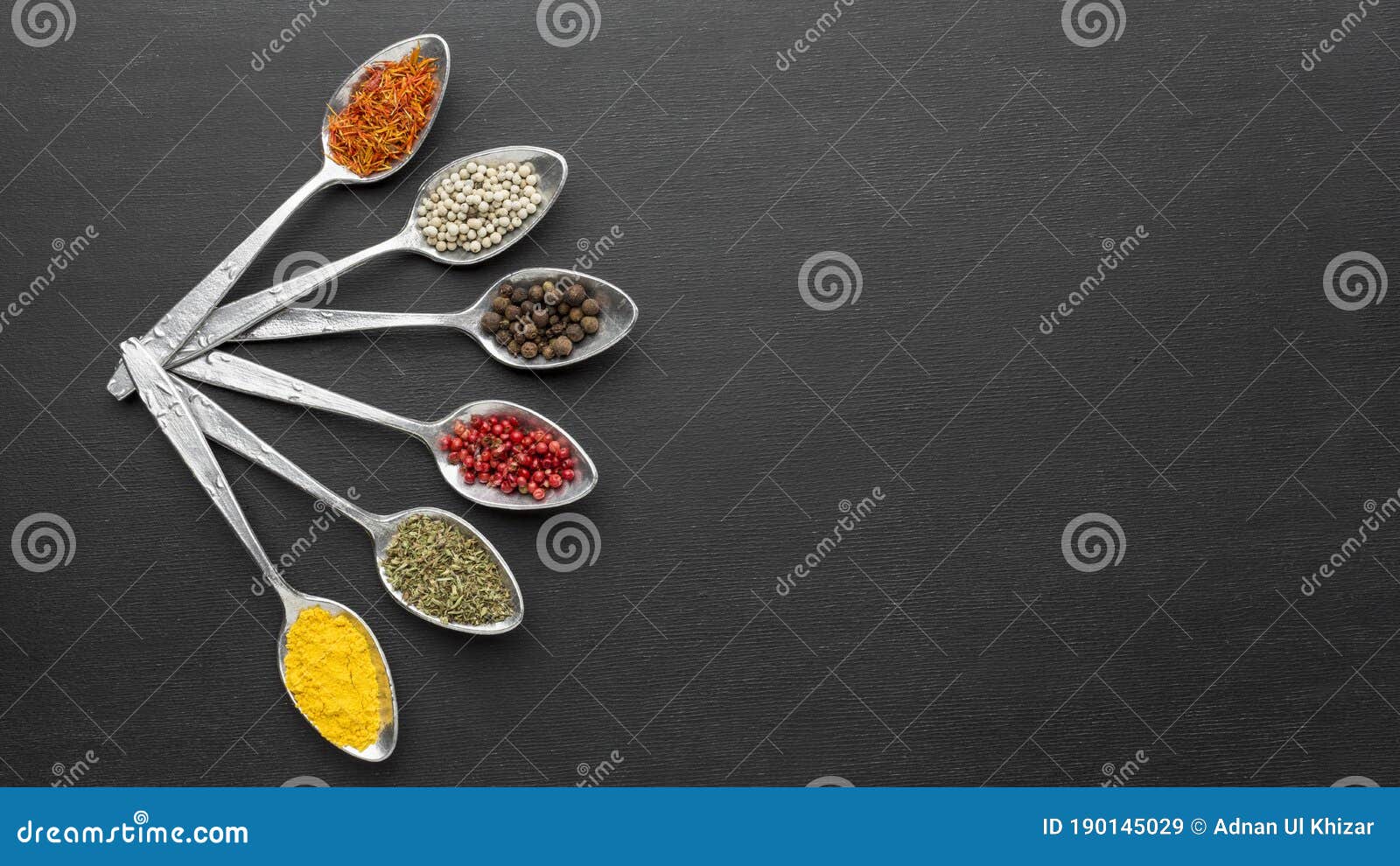 Cucharas De Copyspace Con Condimentos De Polvo Foto Imagen de archivo ...