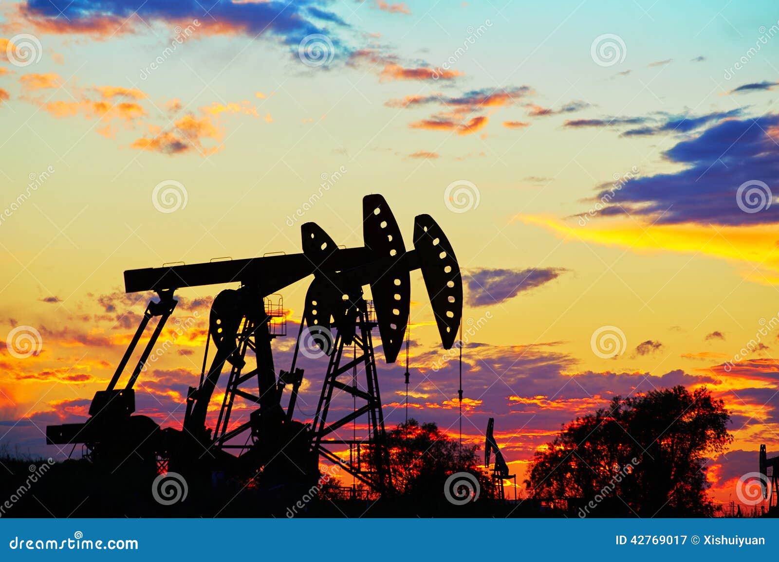 Cucoloris De Las Unidades De Bombeo Imagen de archivo - Imagen de chino ...