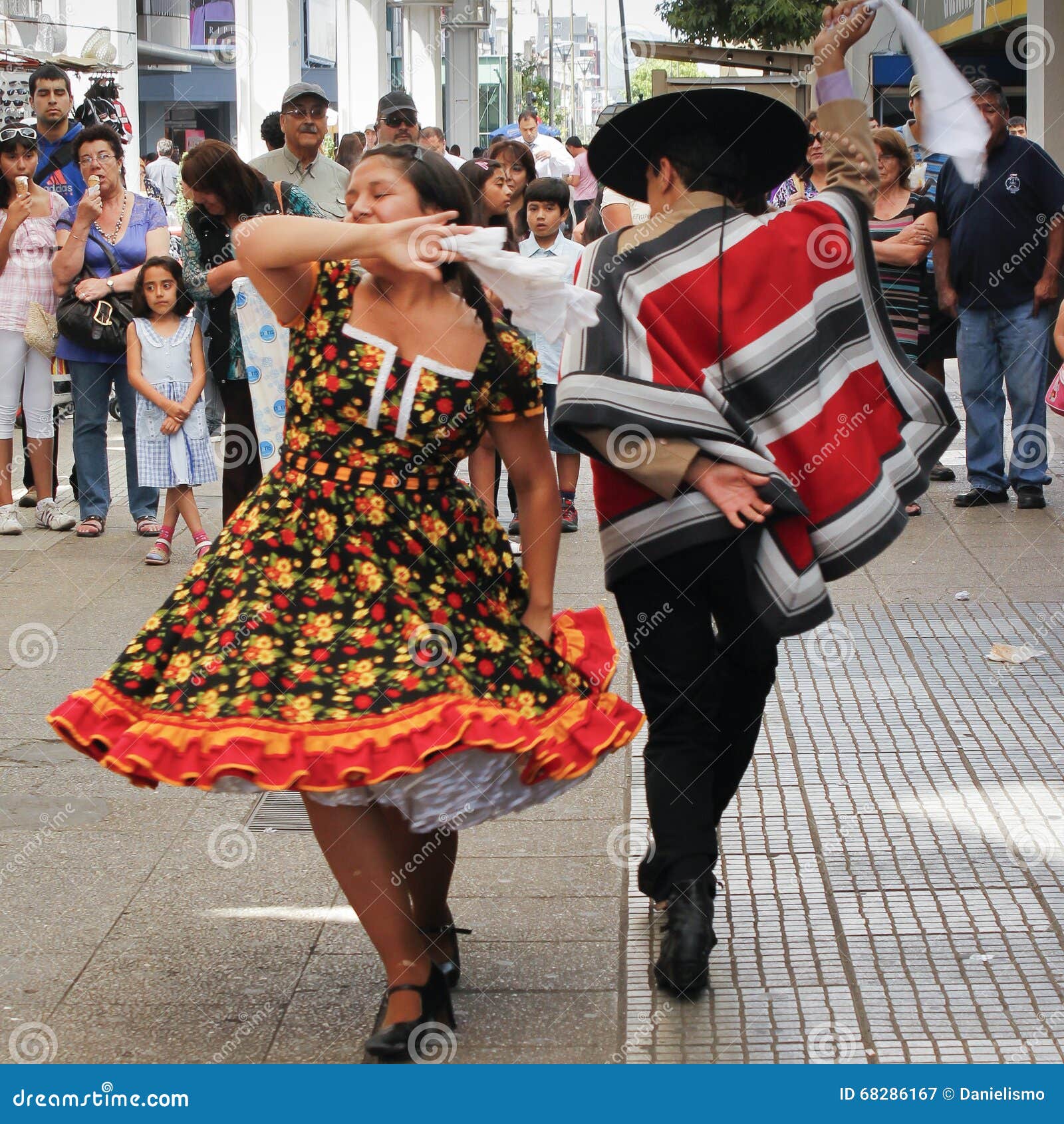 Cueca Chilena, Danza Tradicional Fotografía editorial - Imagen de ...