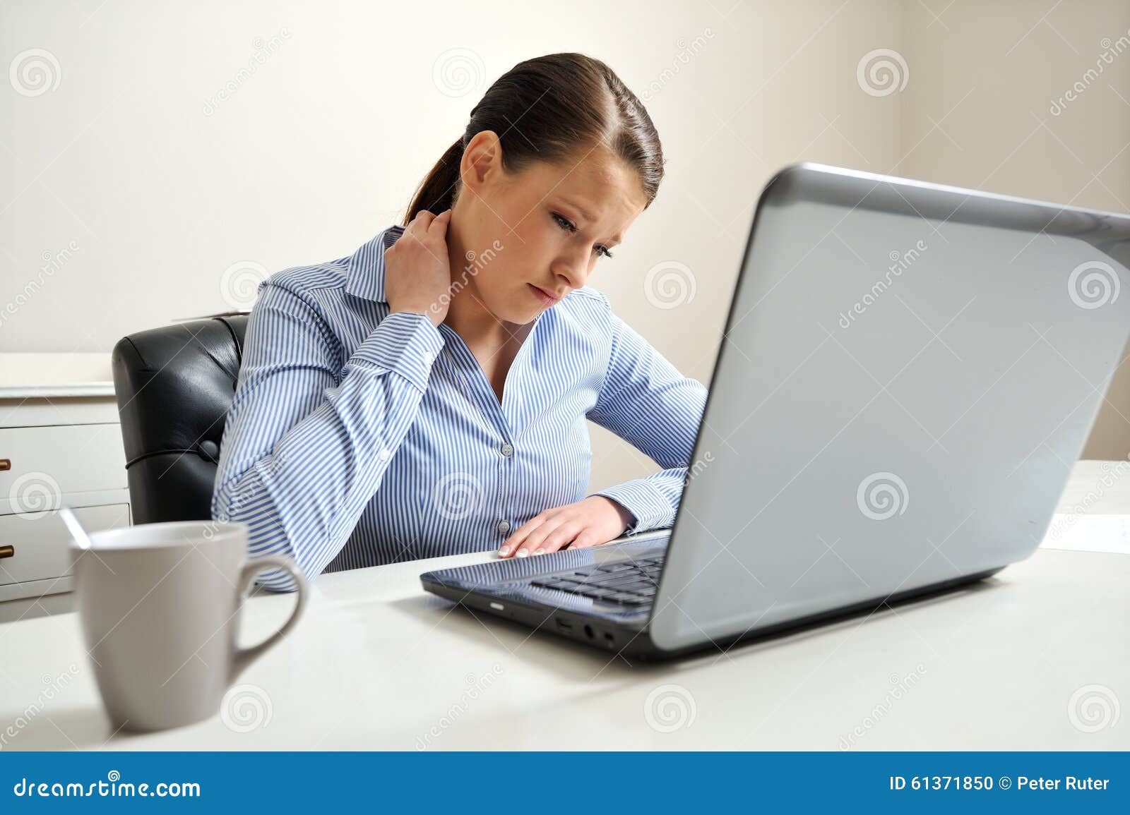 Cuello tieso en el trabajo foto de archivo. Imagen de blusa - 61371850