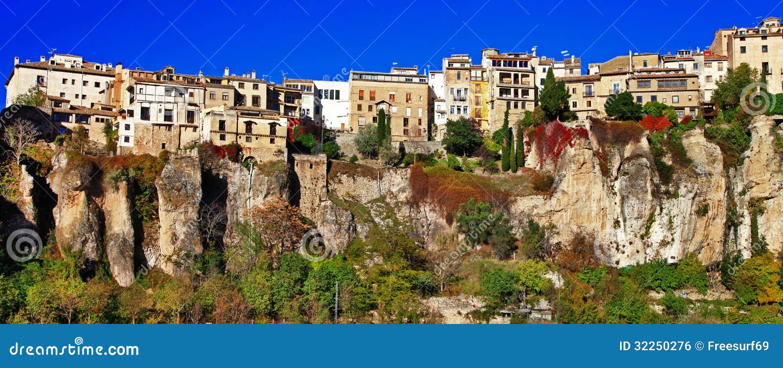 Cuenca. Cidade Em Clifs. Espanha Foto de Stock - Imagem de cenas, casas ...