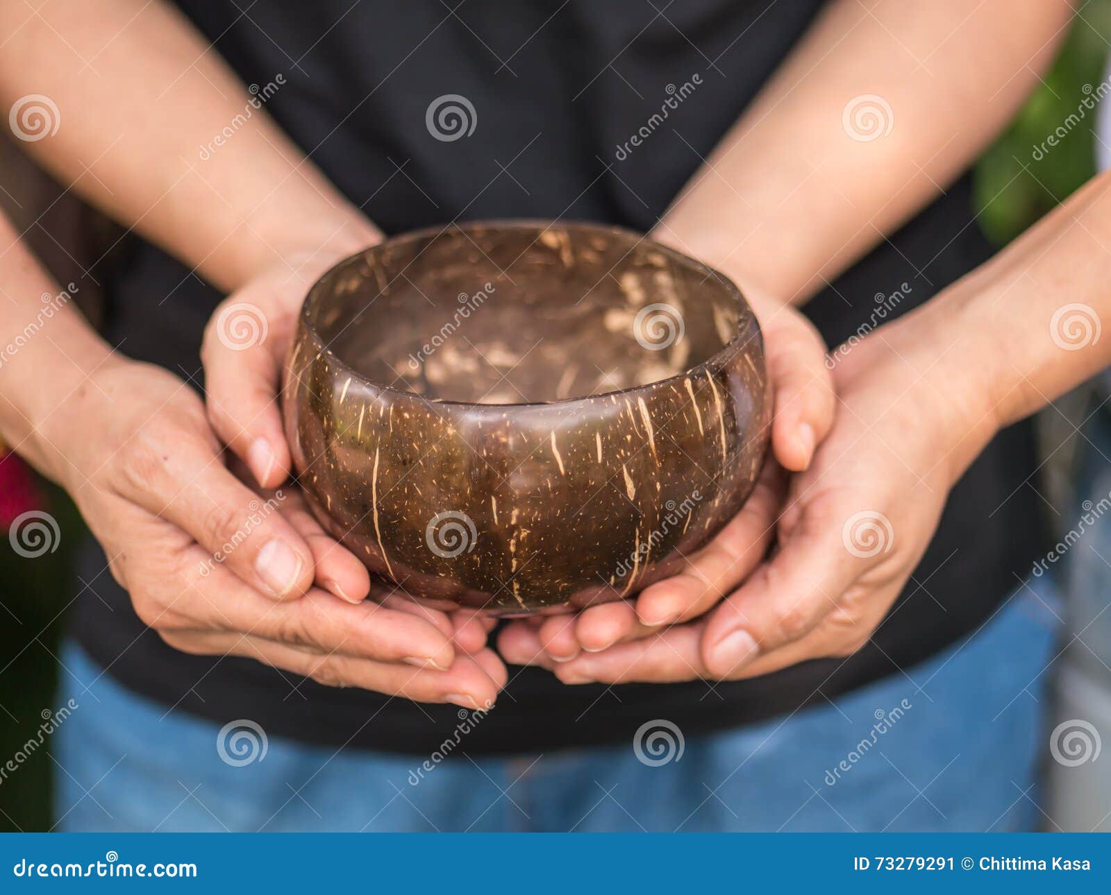 Cuenco Del Coco En Las Manos Imagen de archivo - Imagen de concepto ...