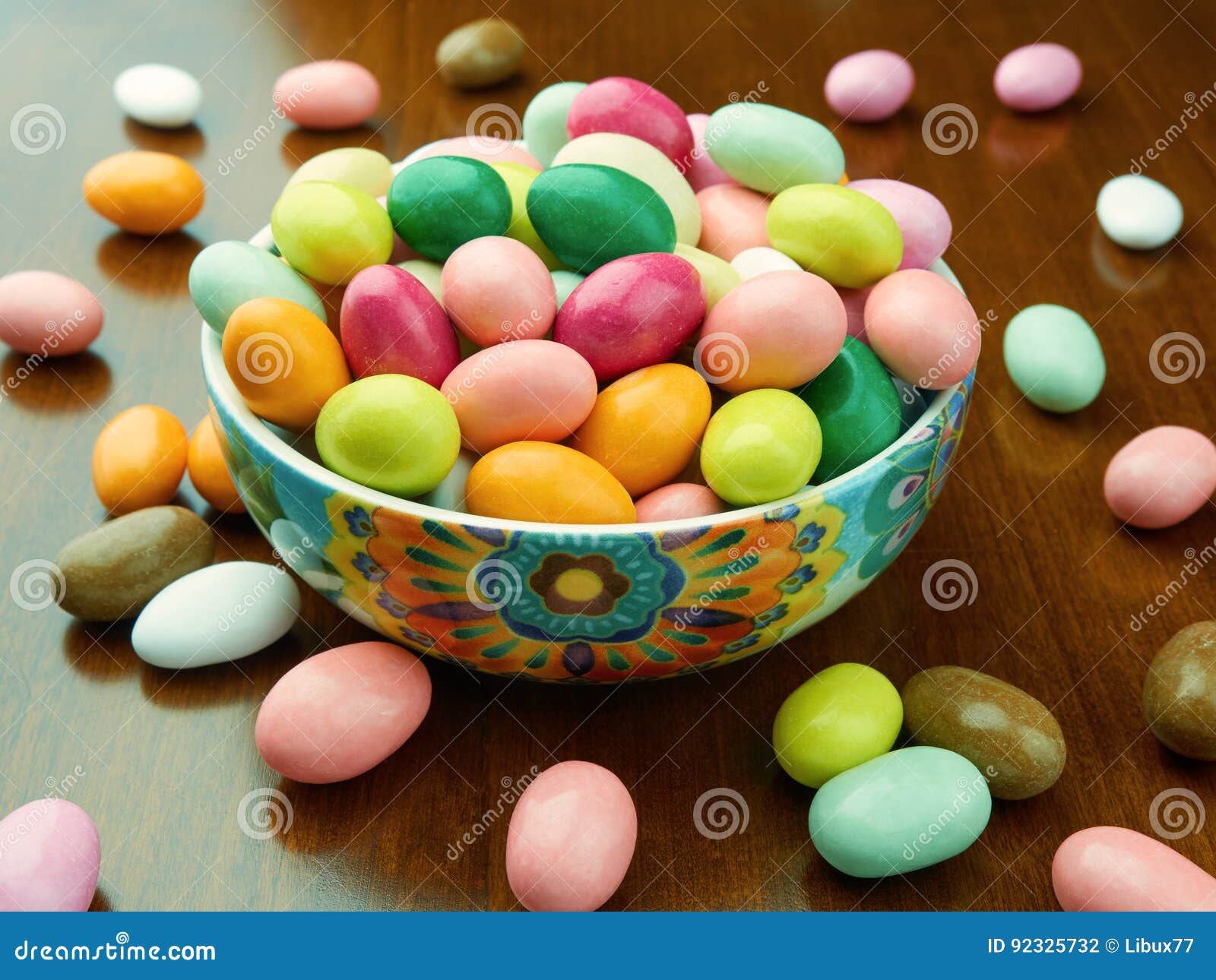 Cuenco Llenado De Las Almendras Azucaradas Coloreadas Foto de archivo ...