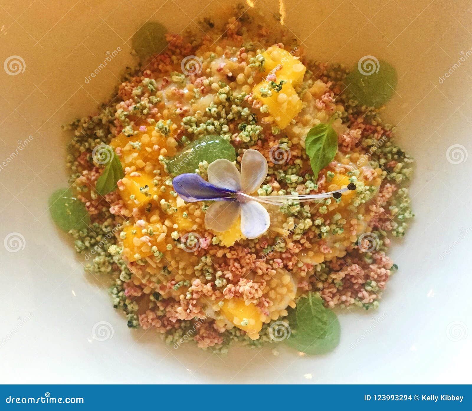 Cuenco Sano Del Postre Del Amaranto Del Mango Del Vegano Foto de ...