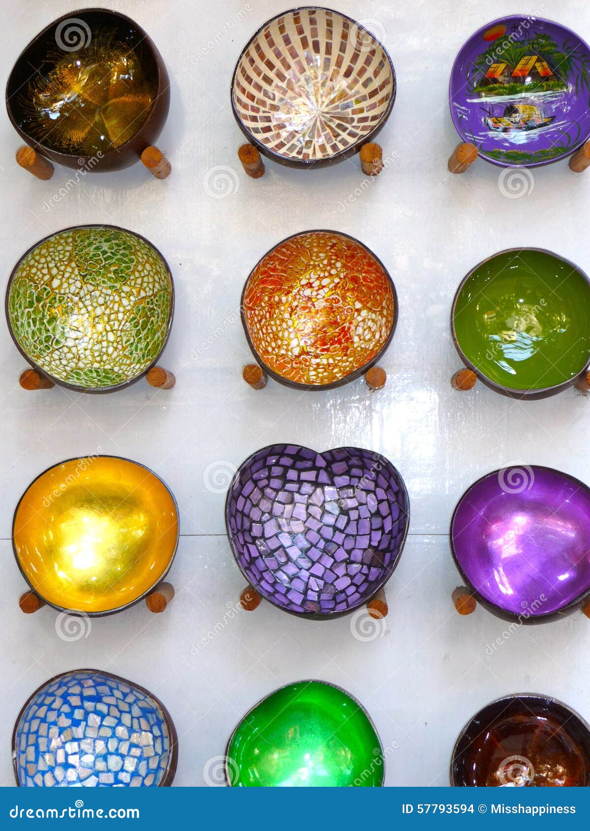 Cuencos coloridos del coco foto de archivo. Imagen de coloreado - 57793594