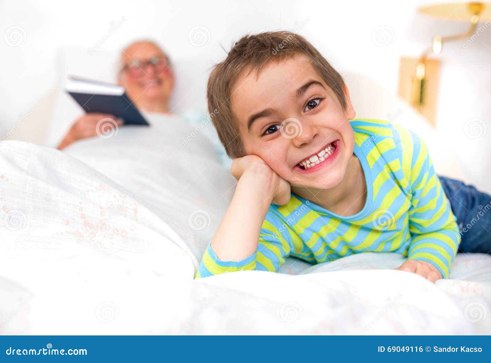 Cuentos De La Hora De Acostarse Foto de archivo - Imagen de tenencia ...