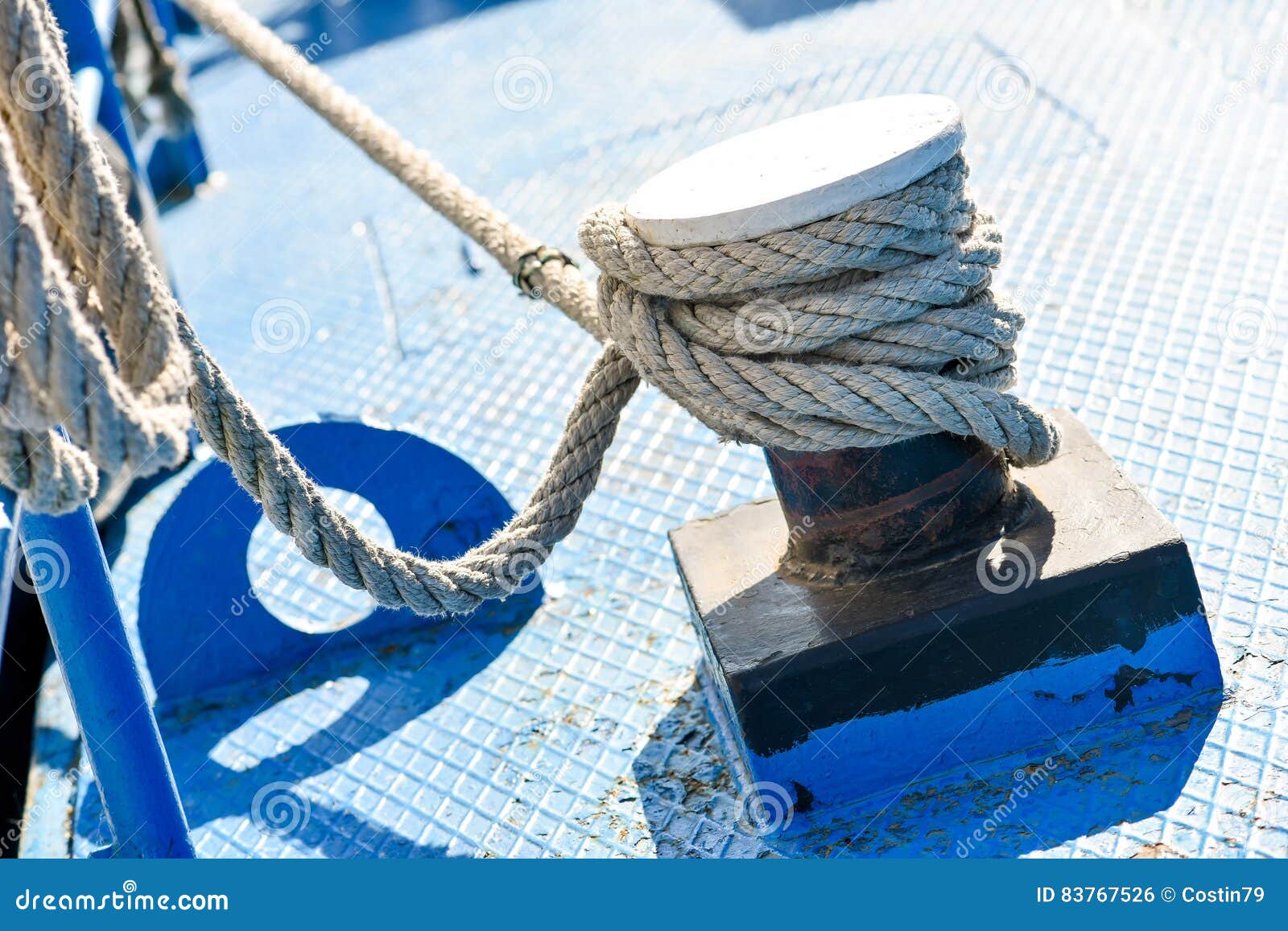 Cuerda Atada Al Bolardo De Acero Foto de archivo - Imagen de moho ...
