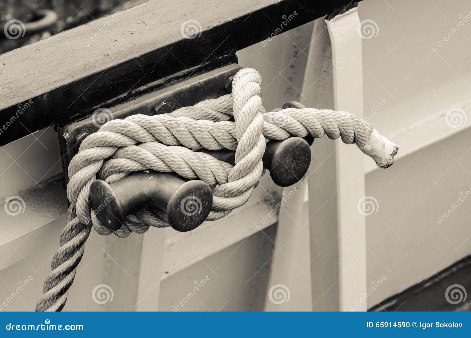Cuerda Atada Al Velero Del Bolardo Foto de archivo - Imagen de barco ...
