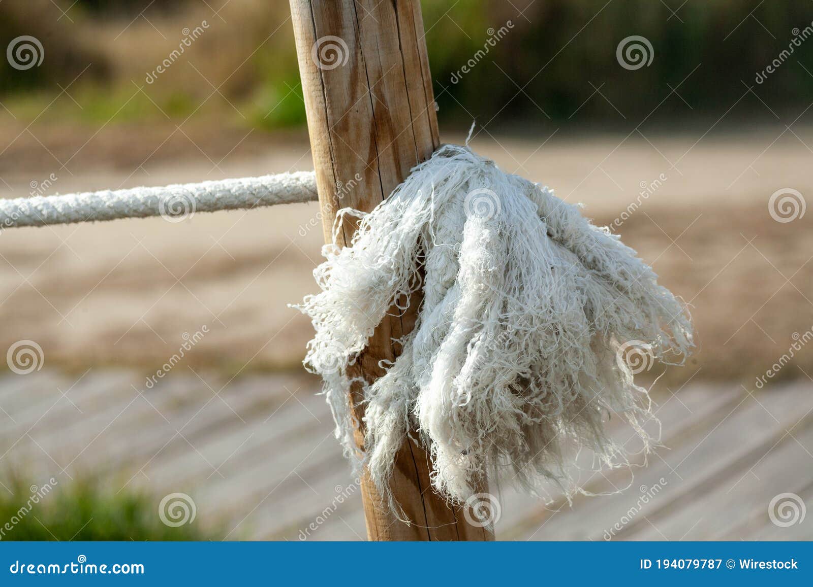 Cuerda Blanca Atada En Un Poste De Madera Imagen de archivo - Imagen de ...