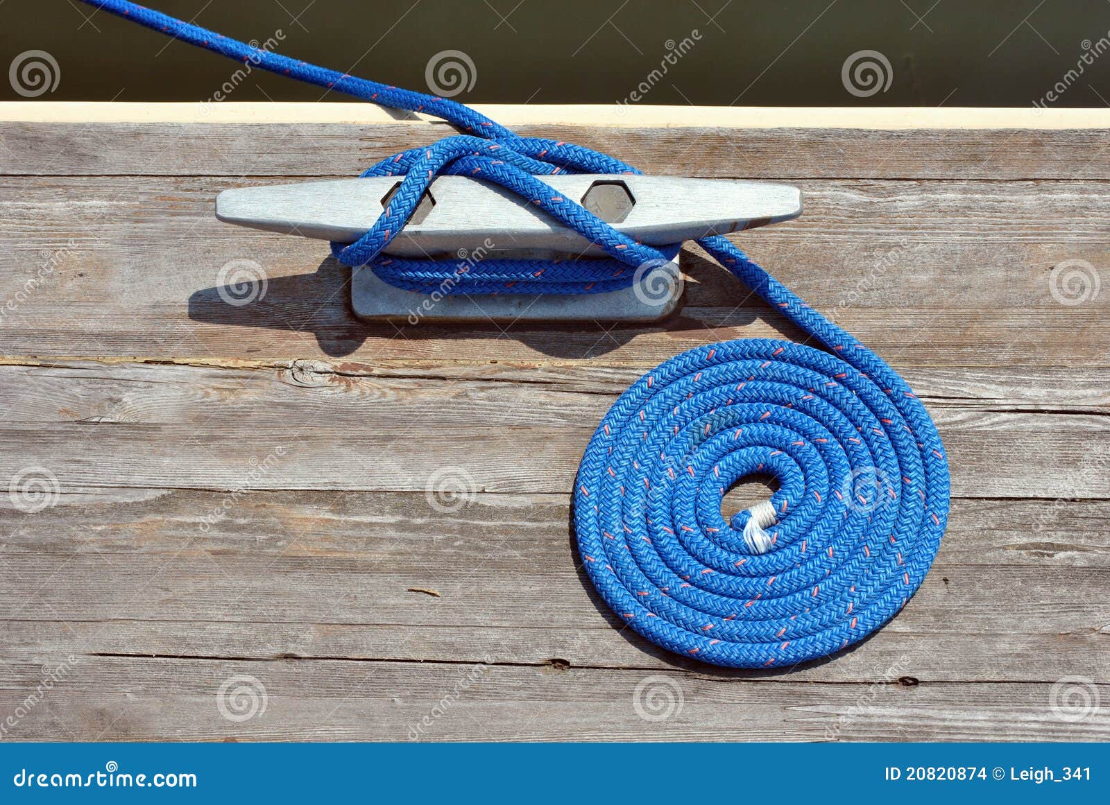 Cuerda De Barco Atada Al Muelle Foto de archivo - Imagen de bobina ...