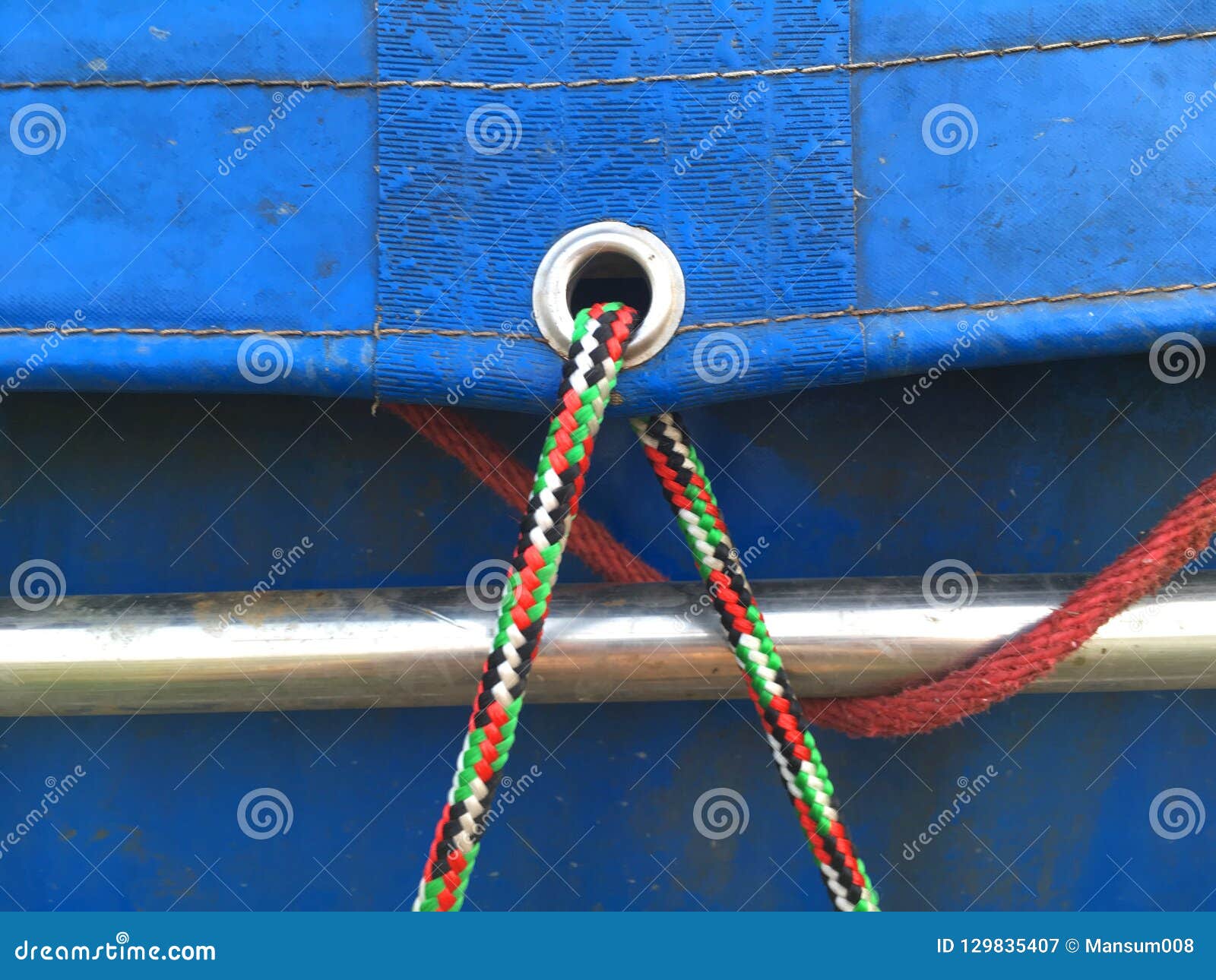 Cuerda del color en tela imagen de archivo. Imagen de hierro - 129835407