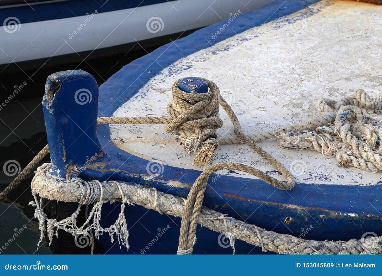 Cuerda Para Atar Un Barco En El Embarcadero Imagen de archivo - Imagen ...
