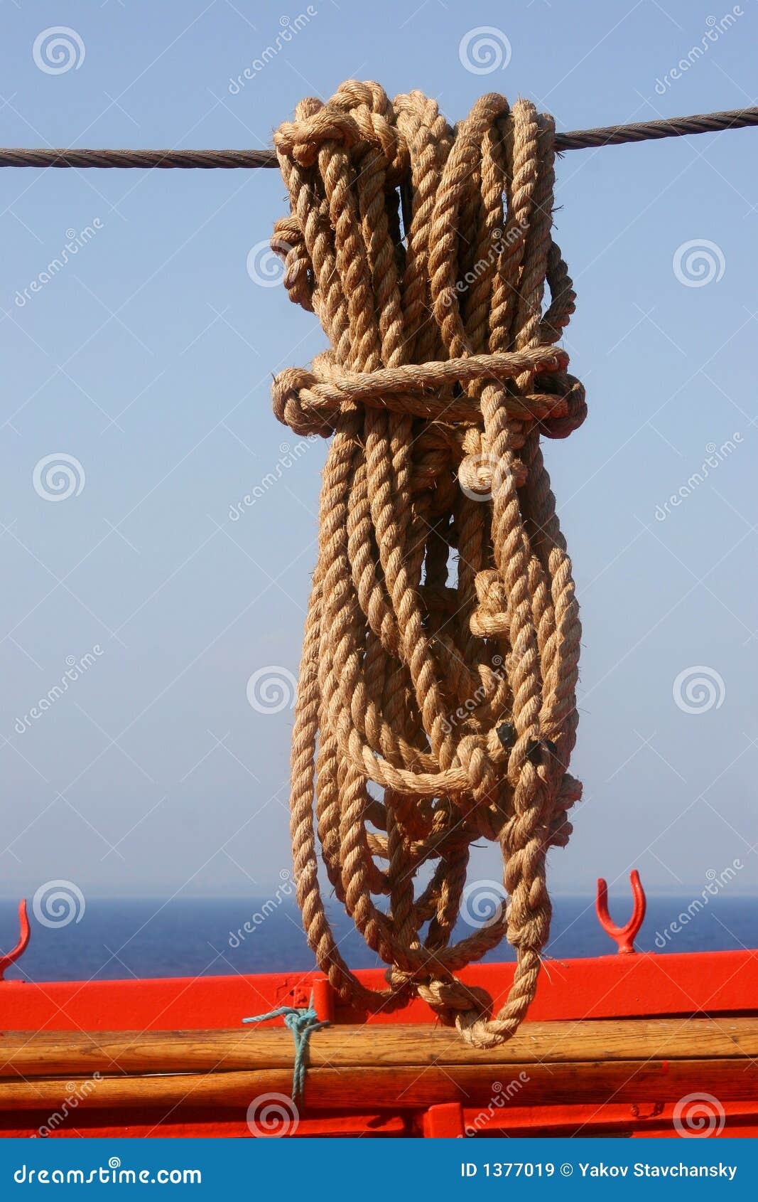Cuerda para el barco. imagen de archivo. Imagen de océano - 1377019
