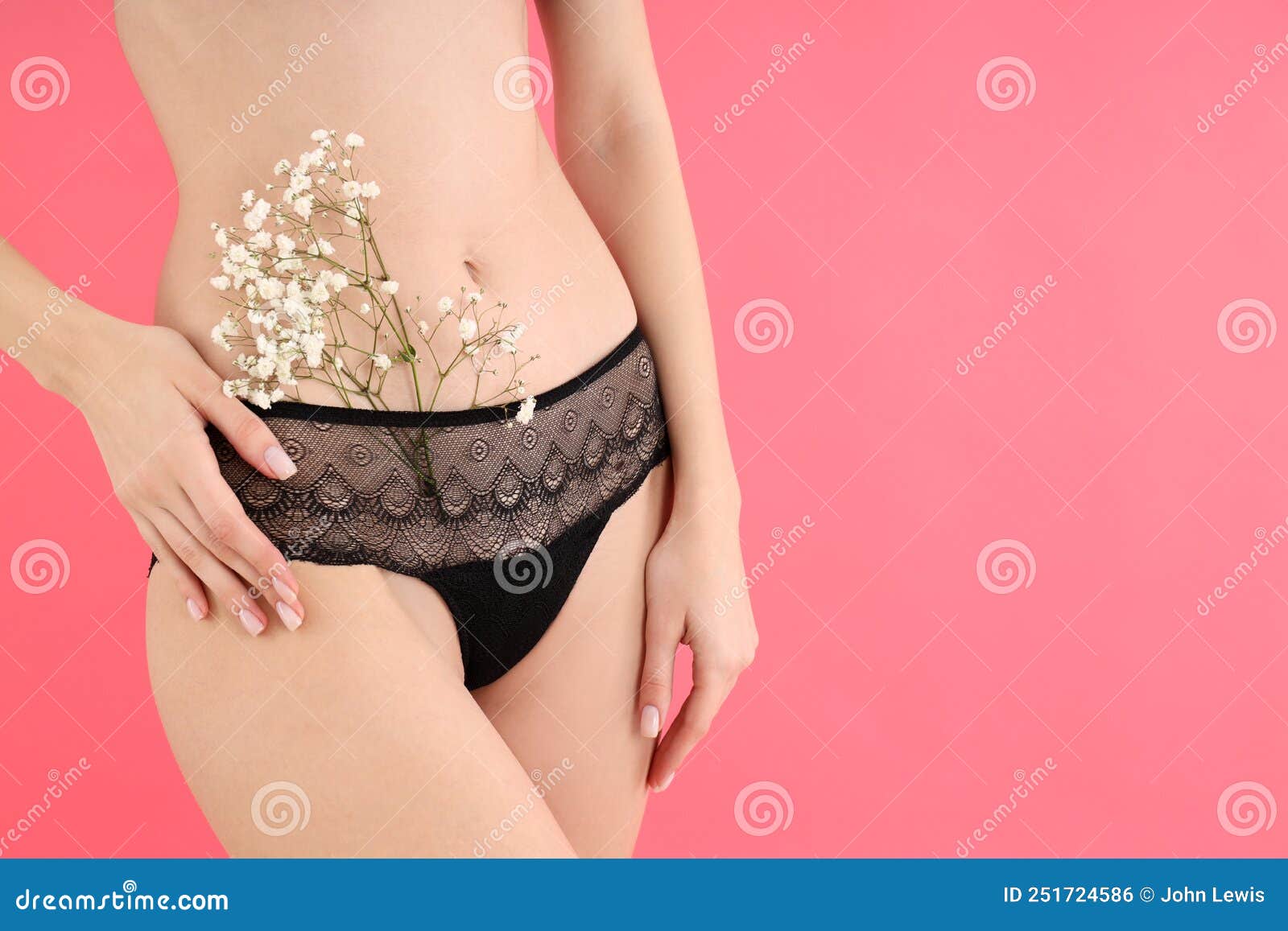 Cuerpo De Mujer Joven En Ropa Interior Con Fondo Rosa Foto De Archivo