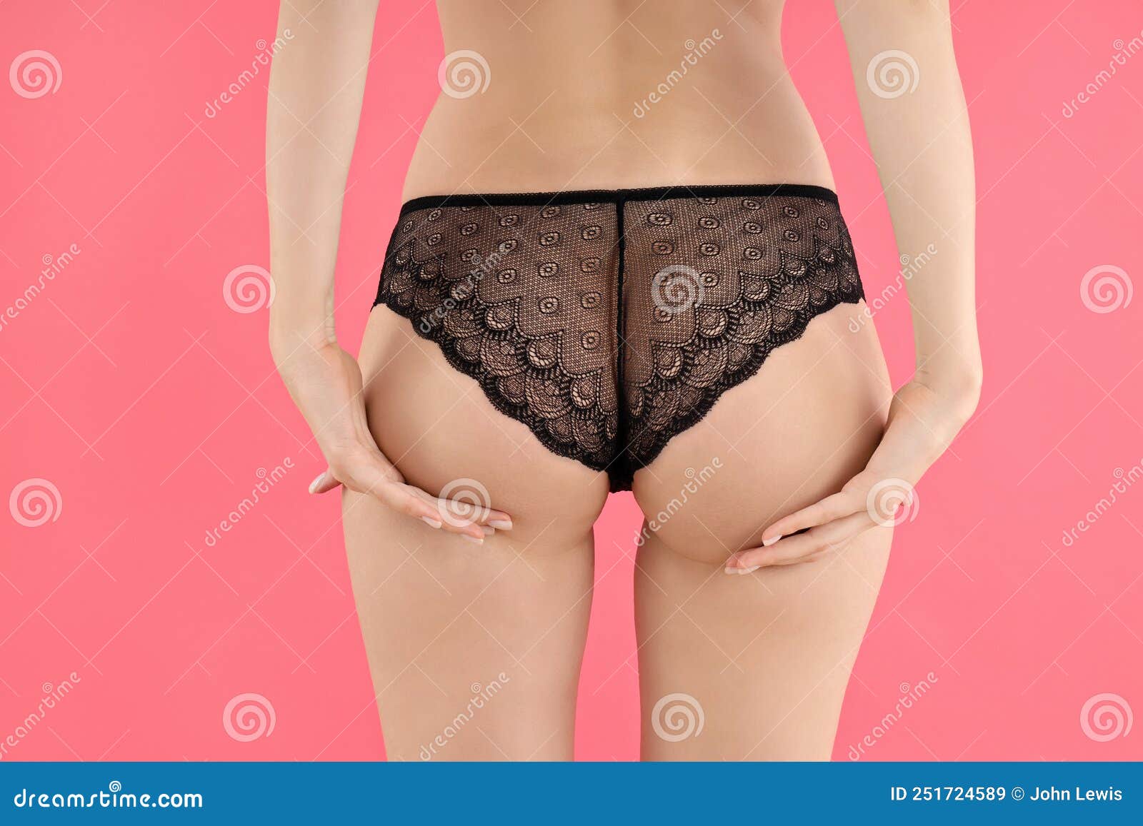 Cuerpo De Mujer Joven En Ropa Interior Con Fondo Rosa Imagen De Archivo