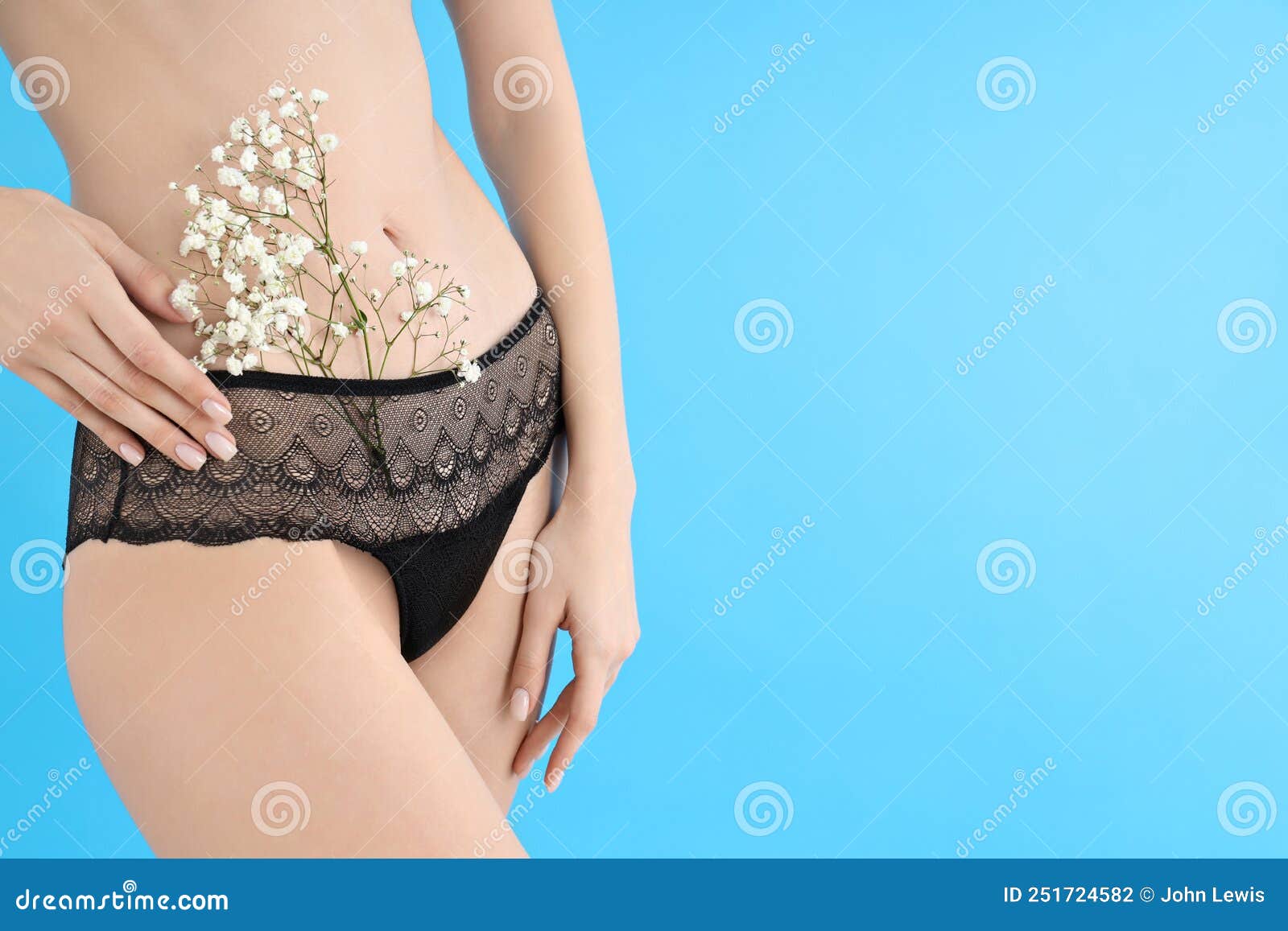 Cuerpo De Mujer Joven En Ropa Interior De Fondo Azul Foto De Archivo