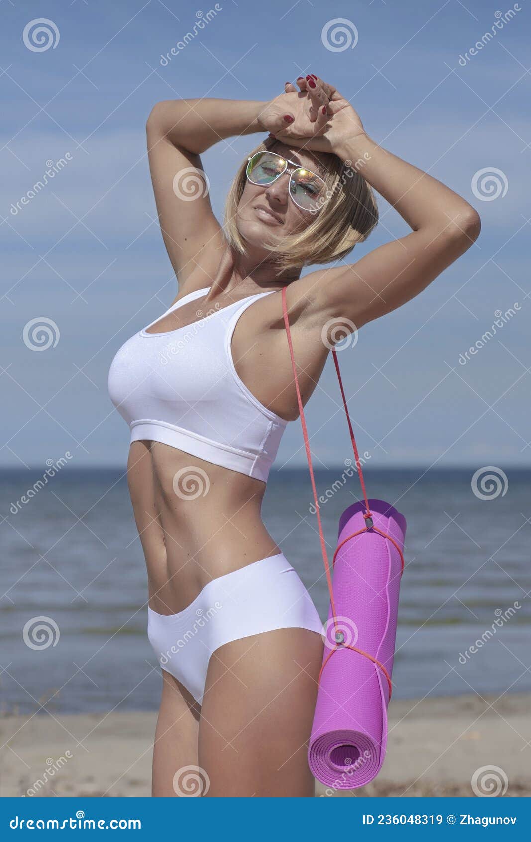 Cuerpo De Una Joven En Bikini Imagen De Archivo Imagen De Curva