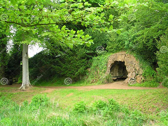 Cueva foto de archivo. Imagen de cueva, verde, caverna, hierba - 28414