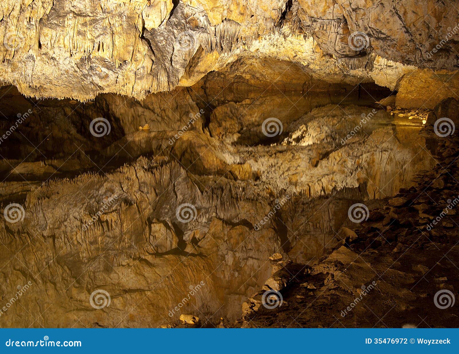 Cueva foto de archivo. Imagen de tierra, turista, estilismo - 35476972