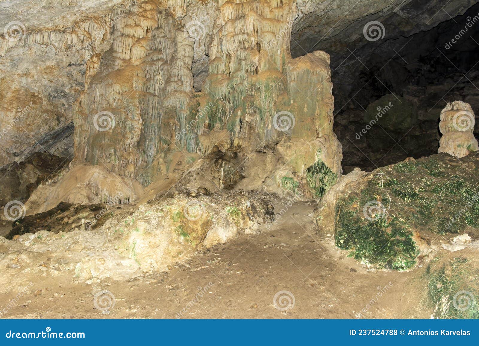 Cueva De Agia Sofia En Grecia Kythira Foto de archivo - Imagen de ...