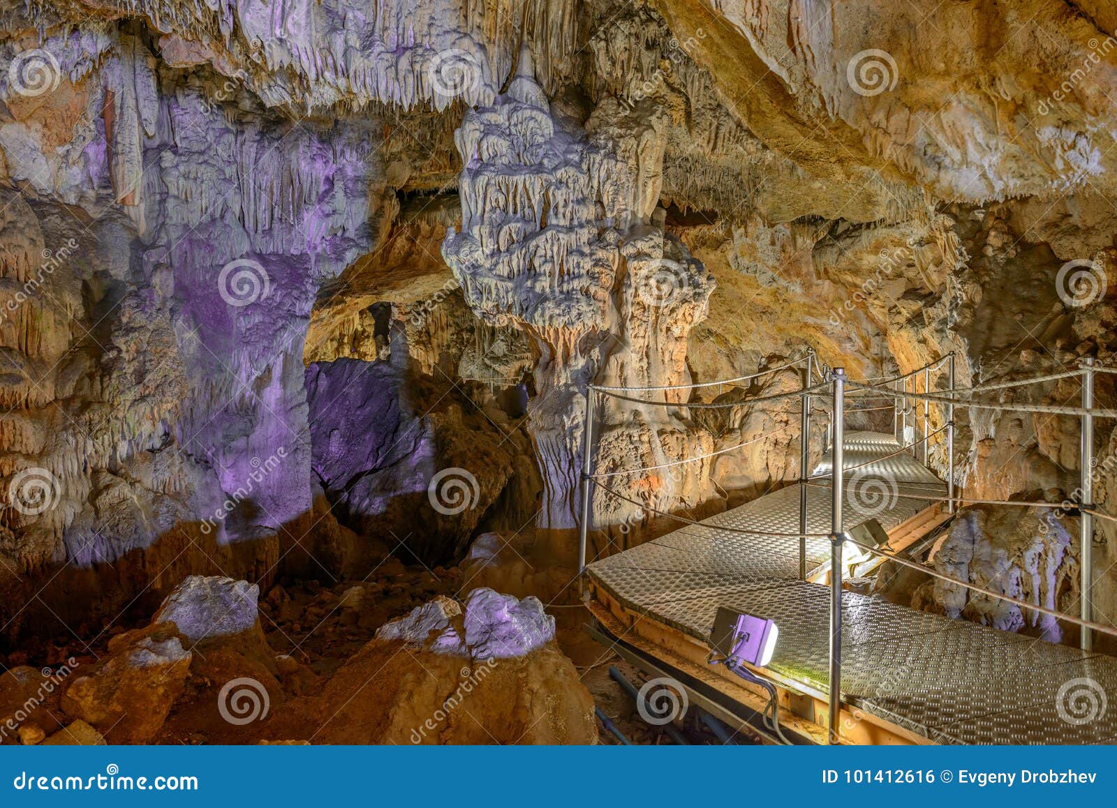 Cueva De Sfendoni En Creta, Grecia Foto de archivo - Imagen de roca ...