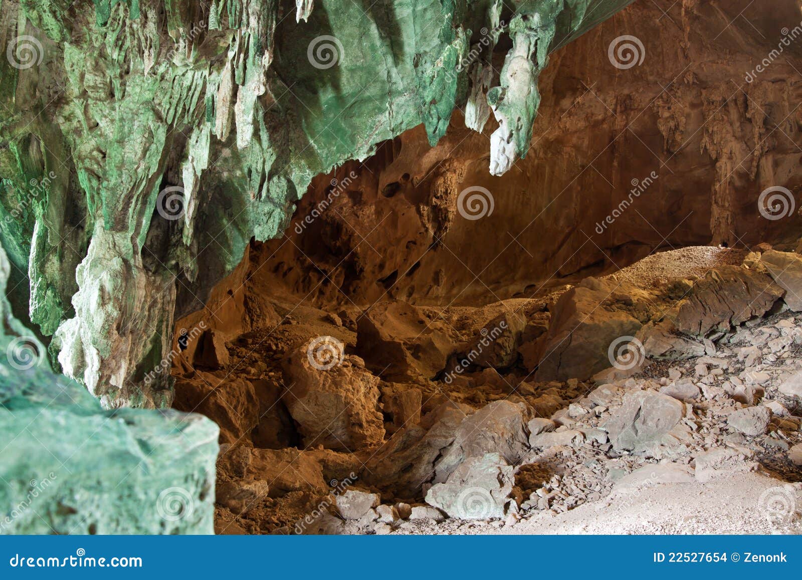 Cuevas De La Estalagmita, Luz Mezclada Foto de archivo - Imagen de ...