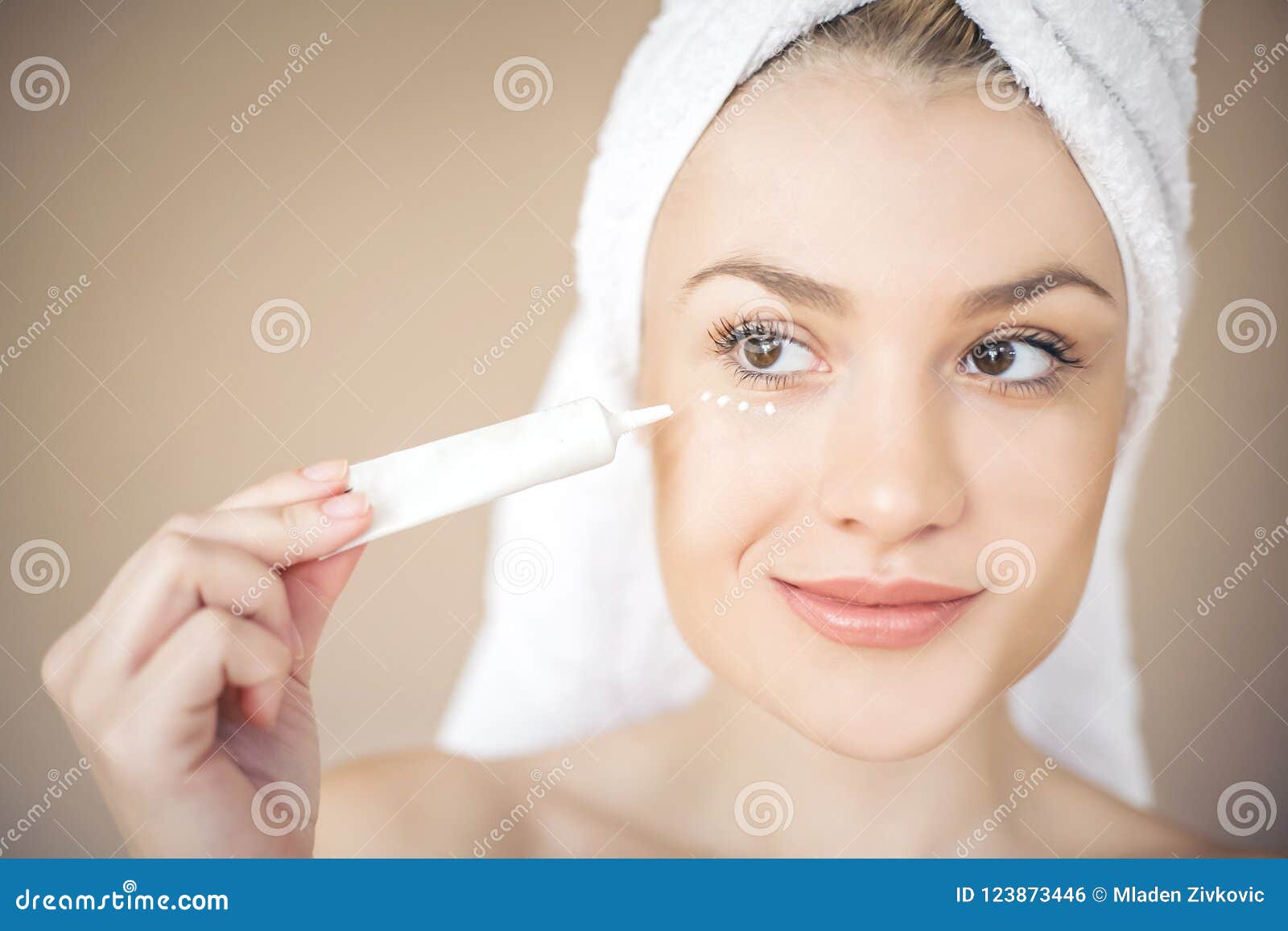 Cuidado de la cara foto de archivo. Imagen de gente - 123873446