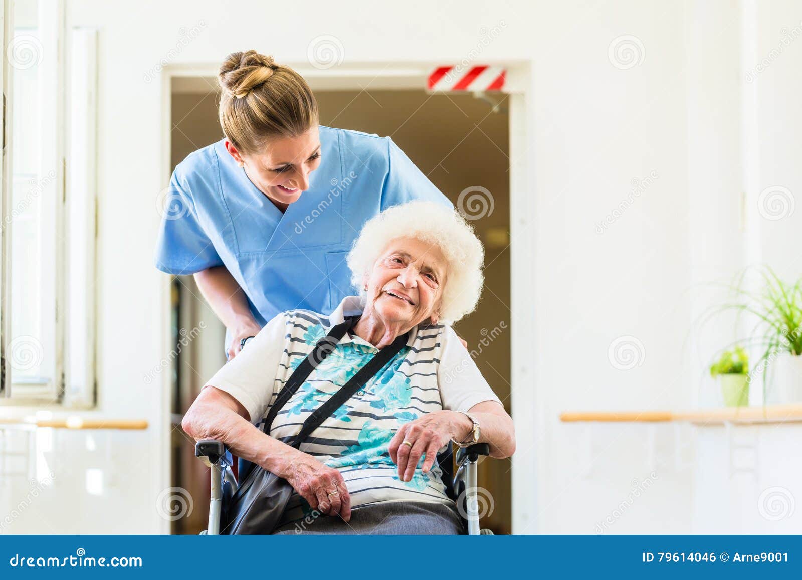 Cuidador Con El Paciente Mayor En Silla De Rueda Foto de archivo ...