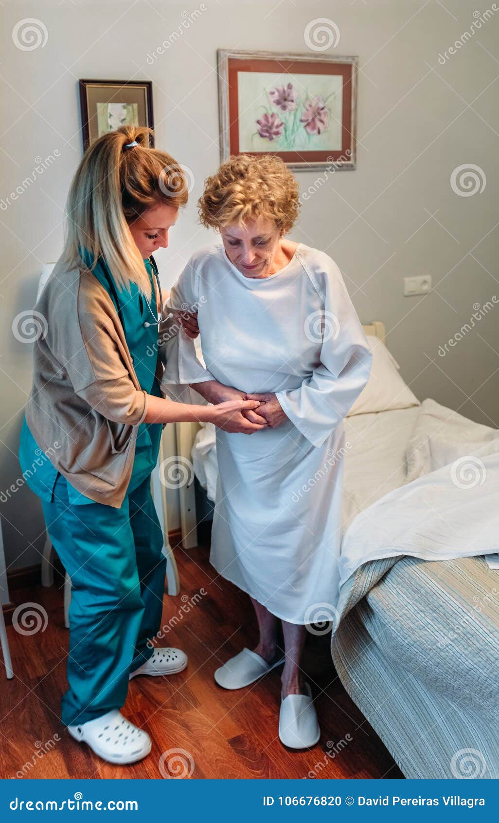 Cuidador Que Ayuda Al Paciente Mayor a Levantarse Foto de archivo ...