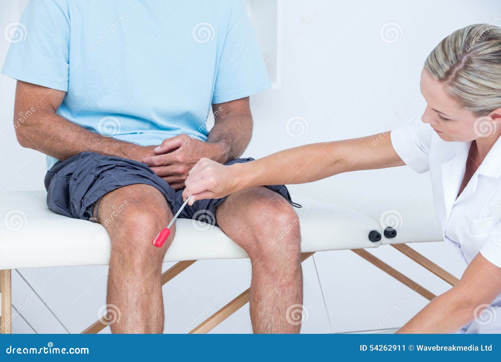 Cuide La Comprobación De Los Reflejos De La Rodilla De Su Paciente ...