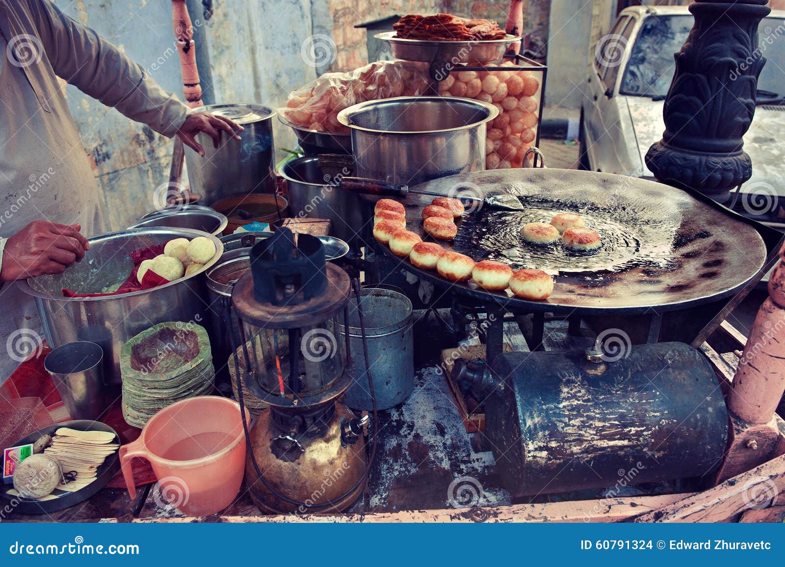 Cuisine indienne de rue image stock éditorial. Image du moyen - 60791324