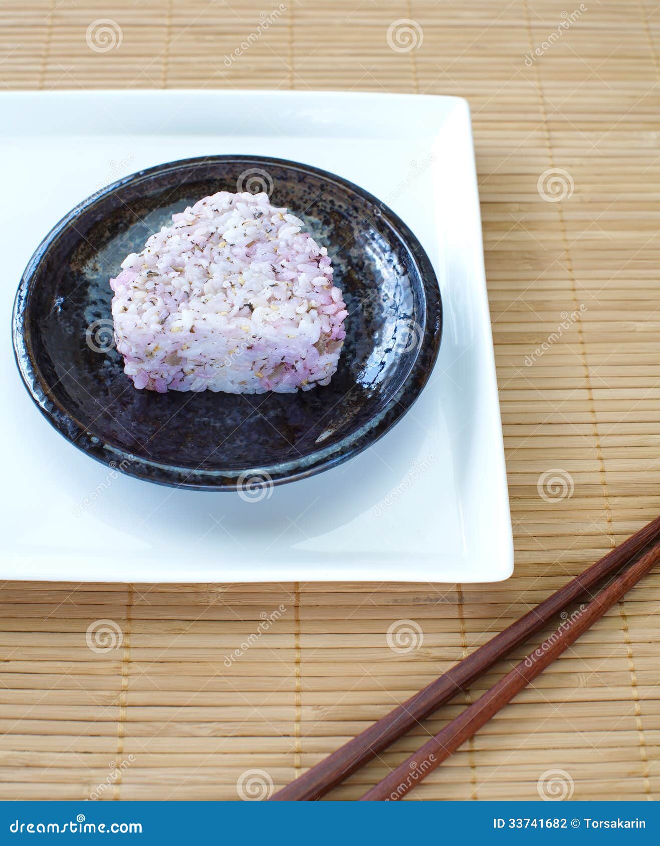 Cuisine Japonaise, Boule De Riz Onigiri Photo stock - Image du scallion ...