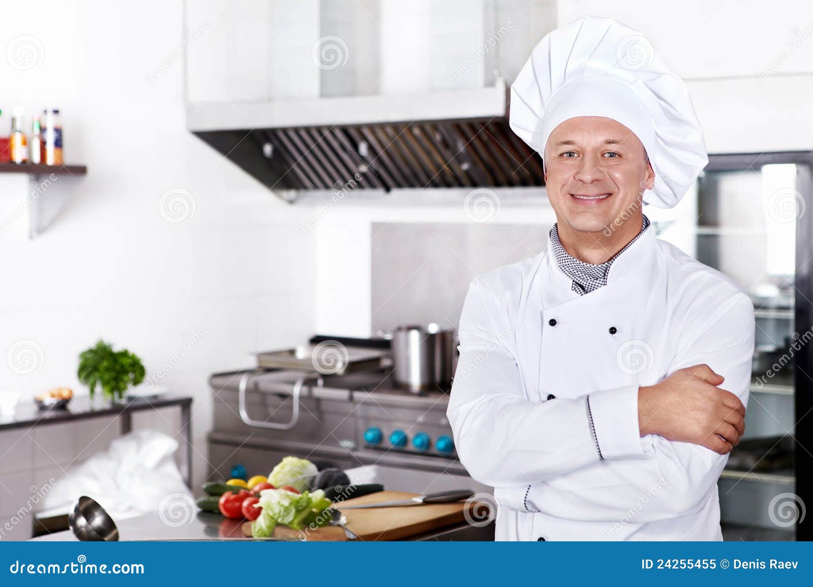 Cuisinier dans la cuisine image stock. Image du uniforme - 24255455