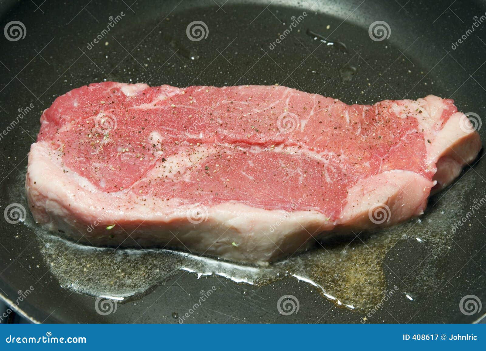 Cuisson de bifteck image stock. Image du repas, cuisinier - 408617