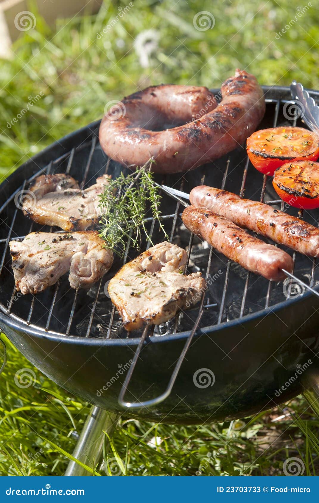 Cuisson De La Viande Sur Le Barbecue Image stock - Image du légume ...