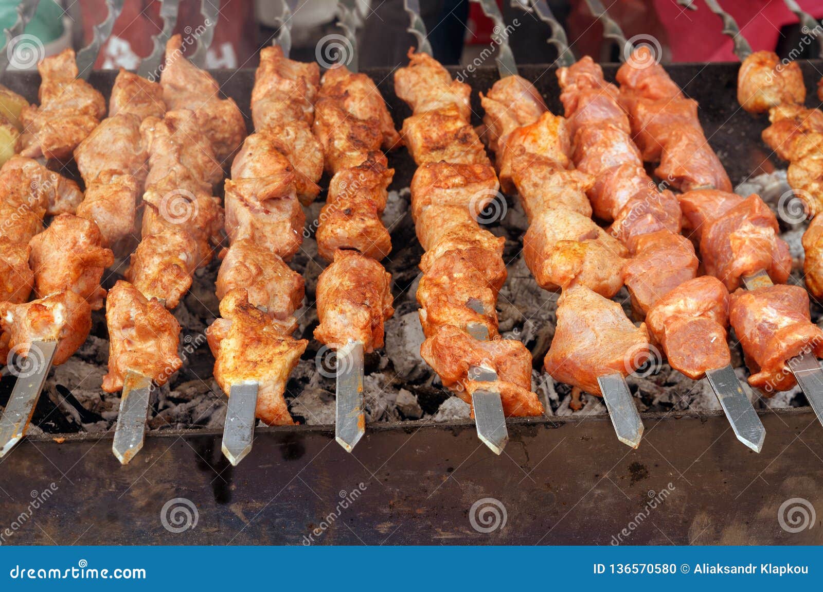 Cuisson Des Plats De Viande Photo stock - Image du viande, griller ...