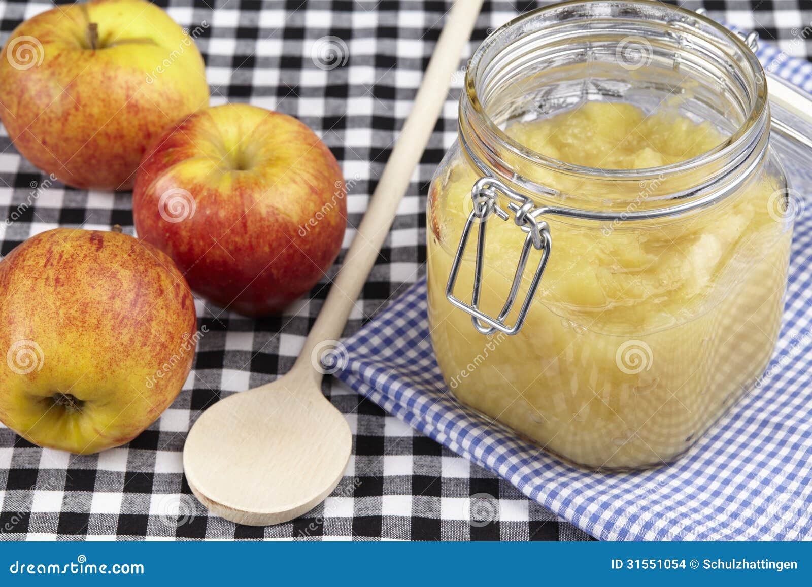 Cuisson des pommes cuites photo stock. Image du cuisinier - 31551054