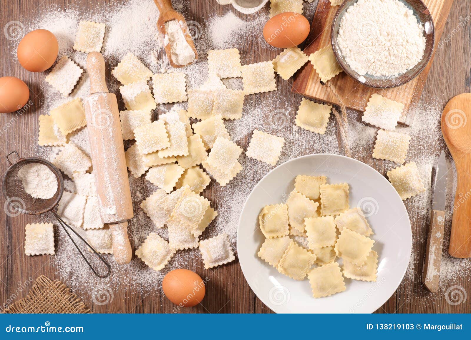 Cuisson des ravioli crus image stock. Image du repas - 138219103