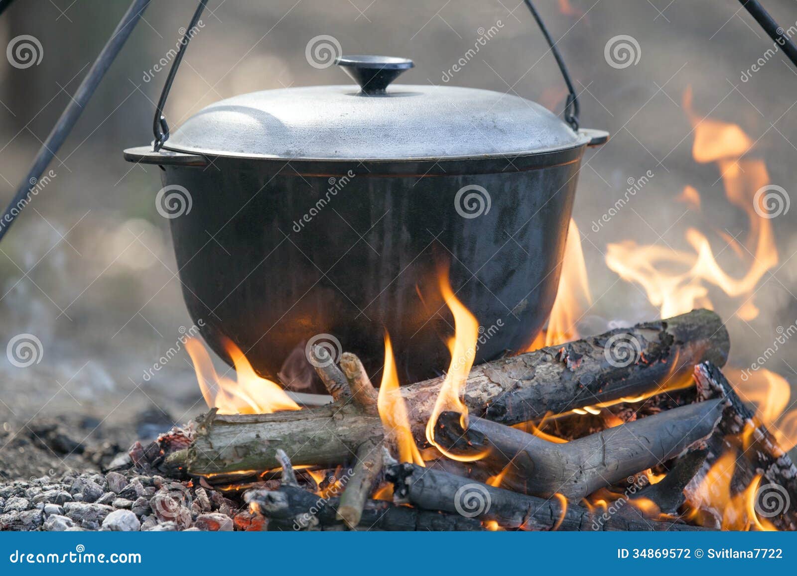 Cuisson Sur Le Feu De Camp. Photo stock - Image du incendie, arrêter ...