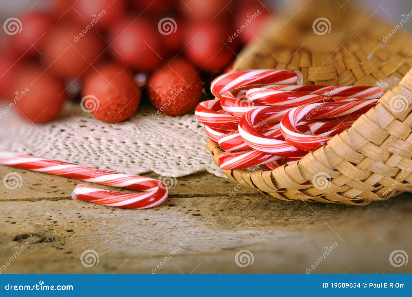 Cukierek koszykowe trzciny zdjęcie stock. Obraz złożonej z cukierki ...