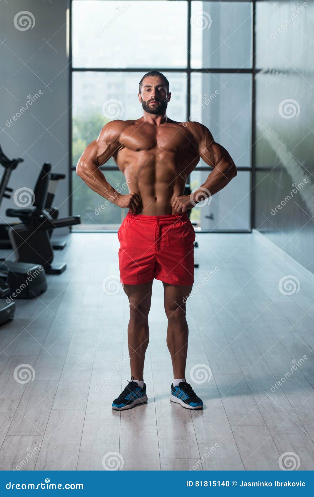 Culturista Front Lat Spread Pose D'esecuzione Fotografia Stock ...