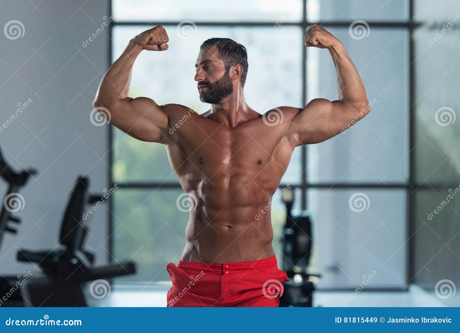 Culturista Que Dobla El Gimnasio De Front Double Biceps Pose in Imagen ...