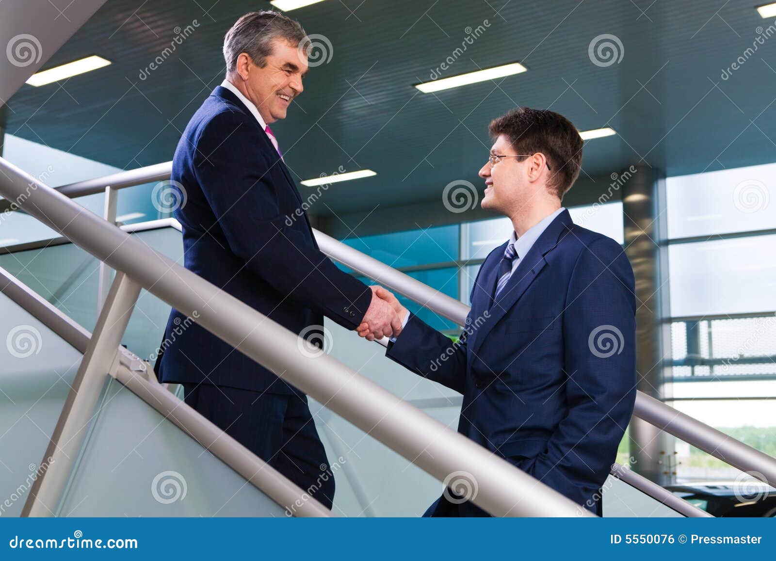 Cumprimento foto de stock. Imagem de positivo, sorrir - 5550076