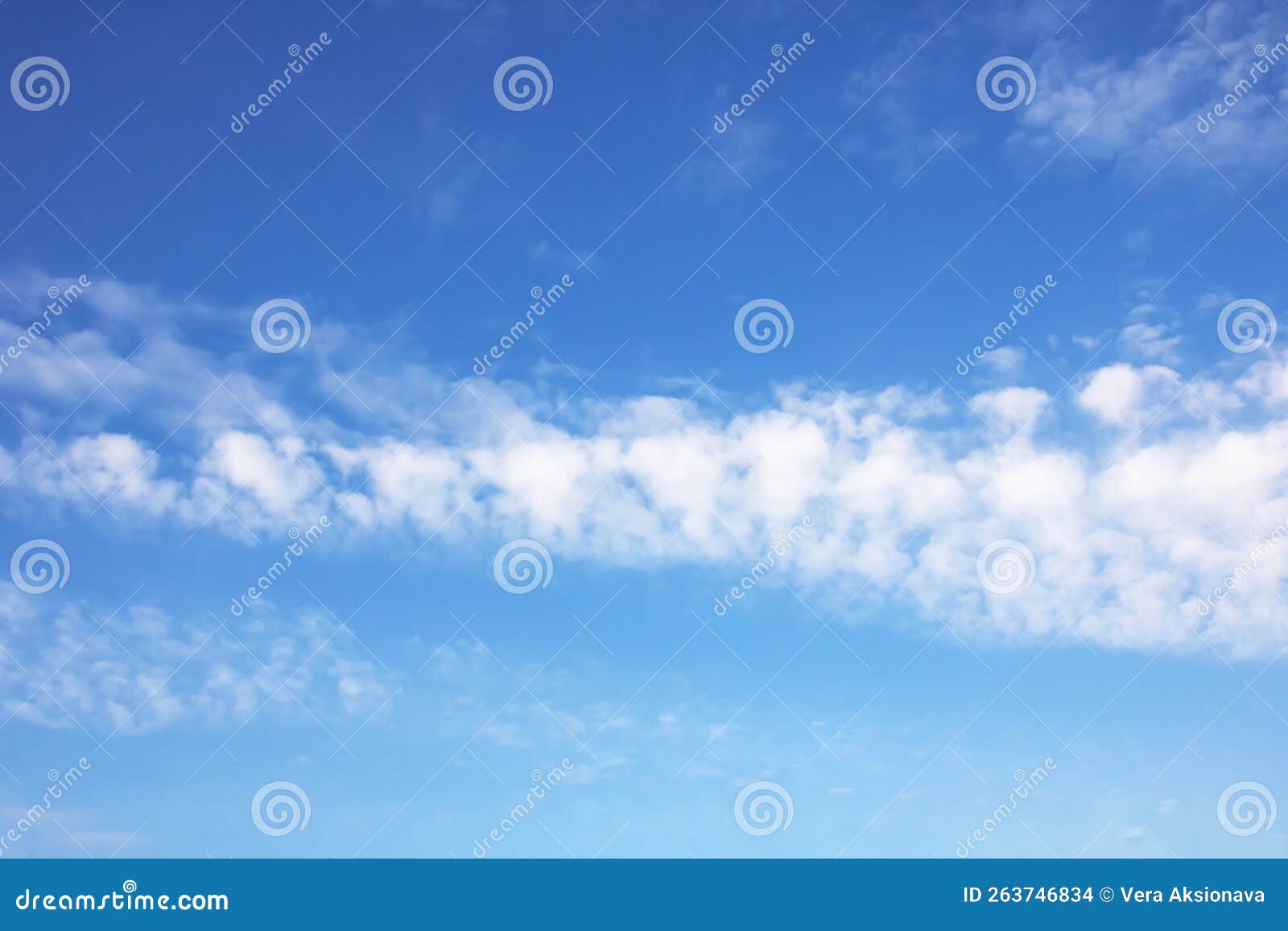 Cumulus Nuages Dans Un Ciel Bleu Vif Photo stock - Image du horizon ...