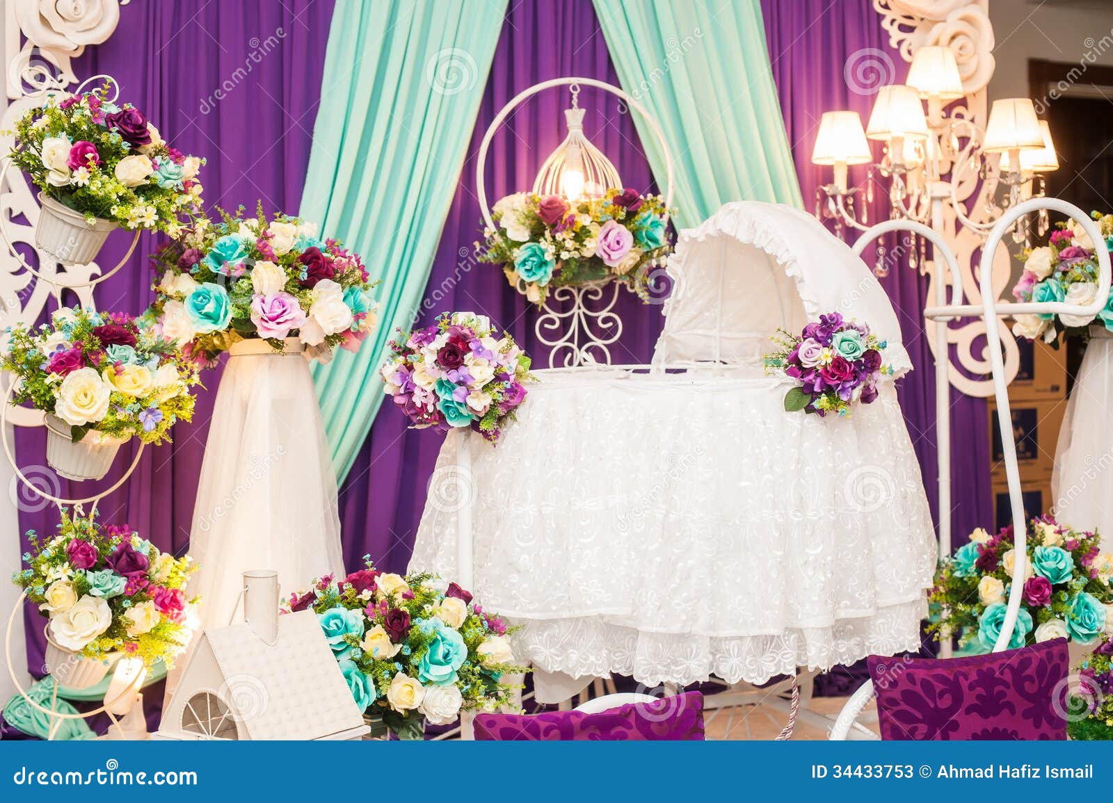 Cuna Adornada Hermosa Del Bebé Imagen de archivo - Imagen de miradas ...