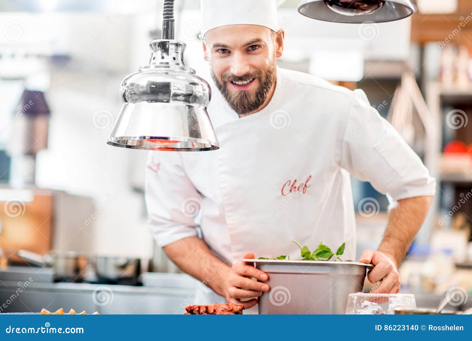 Cuoco Del Cuoco Unico Alla Cucina Fotografia Stock - Immagine di fresco ...