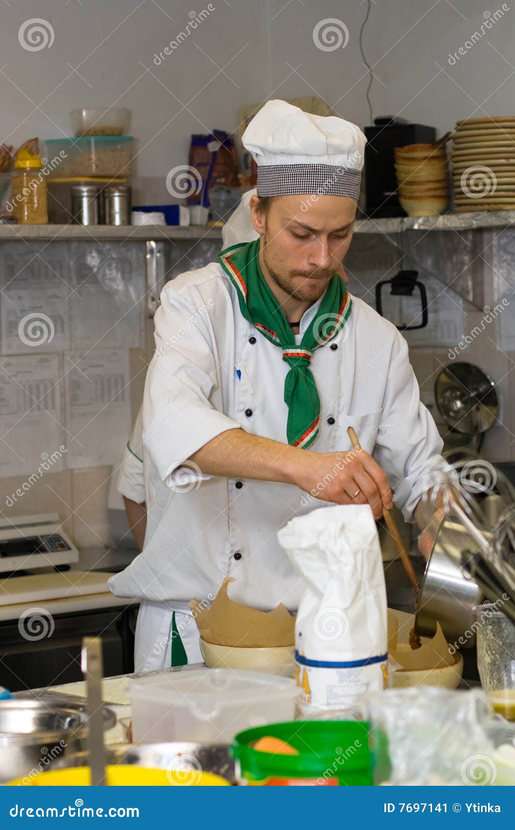 Cuoco Unico Che Cucina Alla Cucina Immagine Stock - Immagine di libero ...